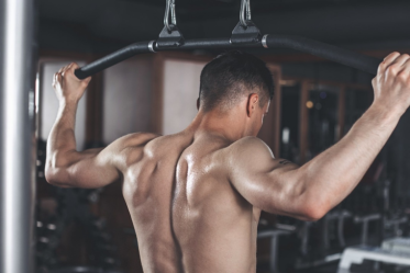 ¿Cómo hacer polea al pecho con agarre abierto y cerrado?