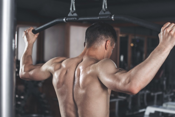 ¿Cómo hacer polea al pecho con agarre abierto y cerrado?