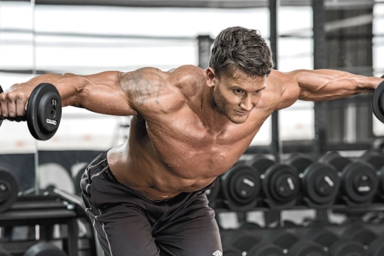 Elevaciones laterales con mancuernas y en polea baja