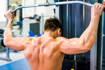 ¿Cómo hacer polea al pecho con agarre abierto y cerrado?